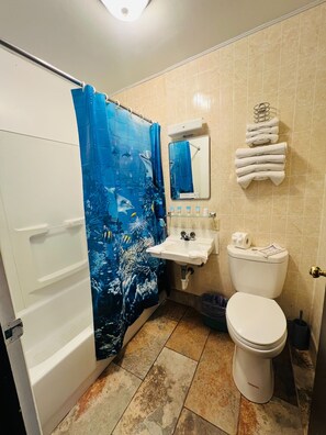 Chuveiro/banheira combinados, toalhas de banho, sabonete, shampoo