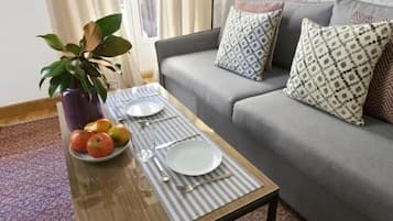 Apartamento, Vista para a cidade | Sala de estar | Televisor de ecrã plano de 32 polegadas com canais por cabo