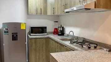 Loft | Cozinha privada | Um frigorífico/congelador grande, um micro-ondas