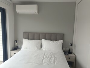 Apartamento família | Cofres nos quartos, ferros/tábuas de passar roupa, Wi-Fi de cortesia