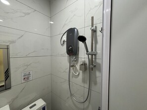 Quarto Familiar | Casa de banho | Um polibã, um chuveiro fixo, artigos de higiene pessoal grátis, um bidé 