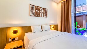 Quarto Duplo Standard, 1 cama queen-size, casa de banho privativa, vista para a piscina | Secretária, Wi-fi grátis 
