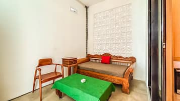 Estúdio luxo, 1 cama Queen, banheiro privativo, vista para a piscina | Parte interna