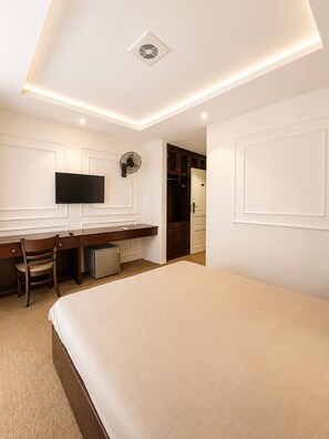 Quarto Básico, varanda, Vista para a cidade | Secretária, secretária adequada para computadores portáteis 