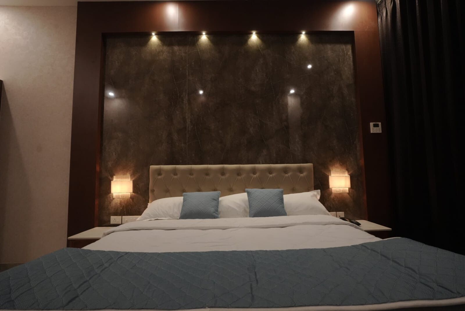 Quarto elite | Escrivaninha, espaço de trabalho para notebook, Wi-Fi de cortesia