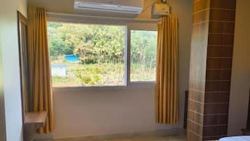 Quarto casal luxo, vista para a colina | Escrivaninha, Wi-Fi de cortesia