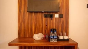 Parede de madeira com uma televisão de tela plana presa acima de um banco de madeira.