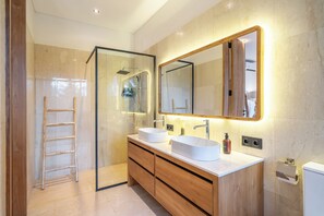 Villa Premium, vista para o jardim | Casa de banho | Chinelos 