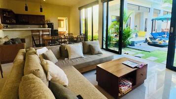Villa, varanda, vista para a piscina | Sala de estar