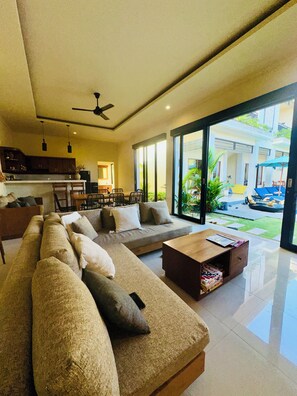 Vila, sacada, vista para a piscina | Área de estar