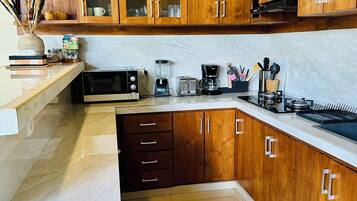 Villa, varanda, vista para a piscina | Cozinha privada | Um frigorífico, um micro-ondas, um forno, uma placa de cozinha