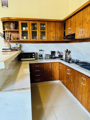 Vila, sacada, vista para a piscina | Cozinha privada | Geladeira, micro-ondas, fogão, cooktop
