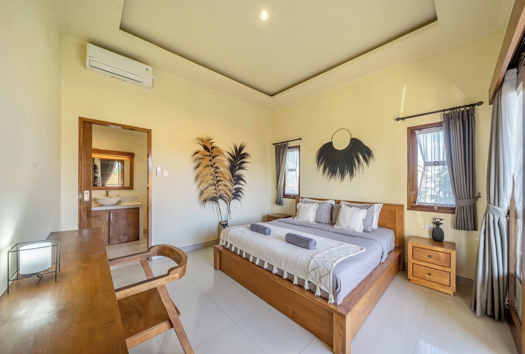 Villa, varanda, vista para a piscina | Cofre no quarto, secretária, cortinas/cortinados opacos 