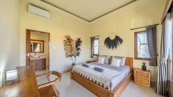 Villa, varanda, vista para a piscina | Cofre no quarto, secretária, cortinas/cortinados opacos