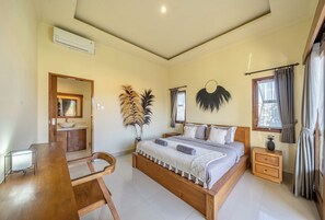 Vila, sacada, vista para a piscina | Cofres nos quartos, escrivaninha, cortinas blackout