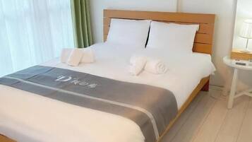 Apartamento superior, 2 quartos, sacada | Cortinas blackout, quartos à prova de som, Wi-Fi de cortesia