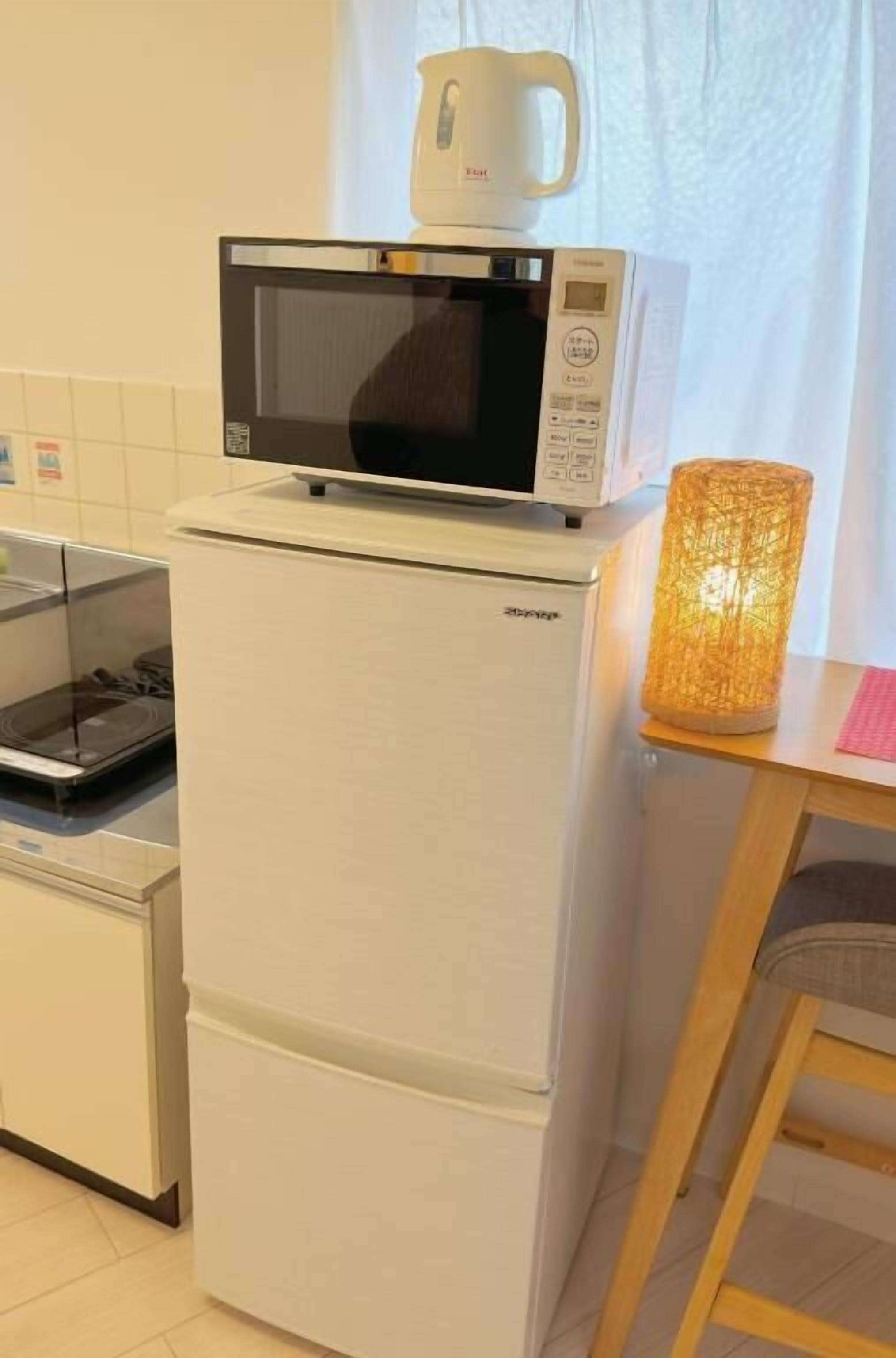 Apartamento superior, 2 quartos, sacada | Cozinha privada | Geladeira, micro-ondas, cooktop, chaleira elétrica