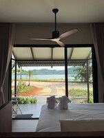 Minibar com produtos grátis, secretária