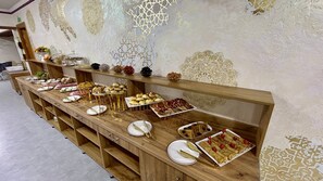 Café da manhã com buffet grátis todos os dias
