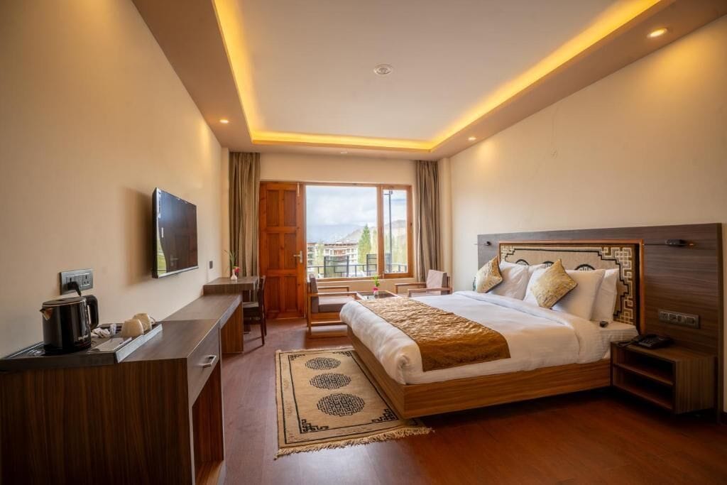 Quarto casal superior, sacada, vista para a montanha | Cofres nos quartos, escrivaninha, espaço de trabalho para notebook