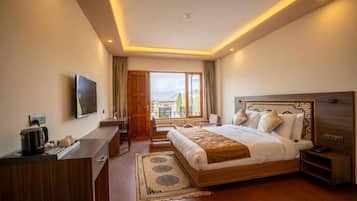 Quarto casal superior, sacada, vista para a montanha | Cofres nos quartos, escrivaninha, espaço de trabalho para notebook