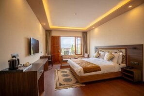 Quarto Duplo Superior, varanda, vista para a montanha | Cofre no quarto, secretária 