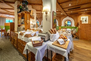 Café da manhã com buffet todos os dias mediante uma taxa