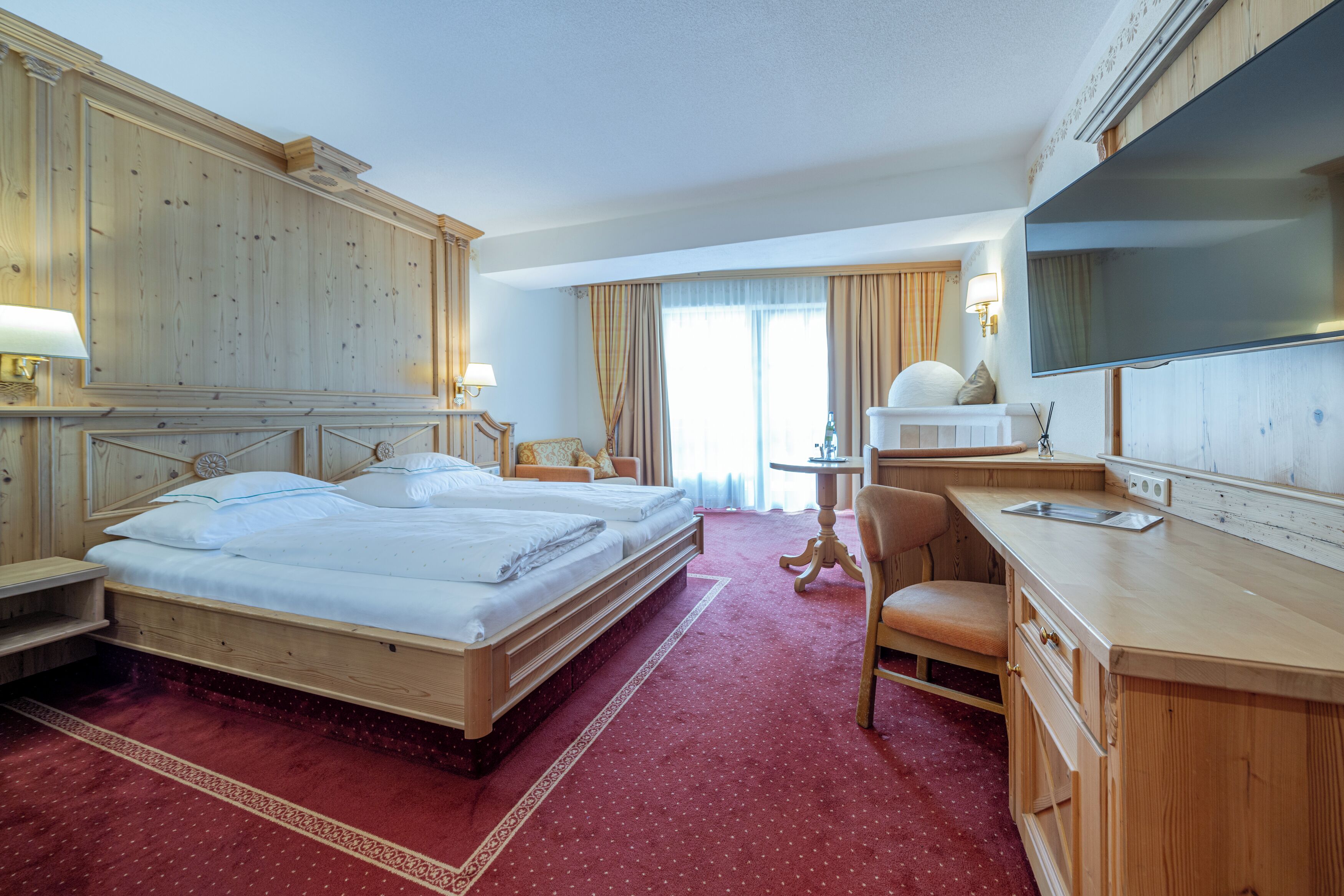 Suíte júnior, sacada, vista para a montanha | Roupas de cama premium, cofres nos quartos, quartos à prova de som