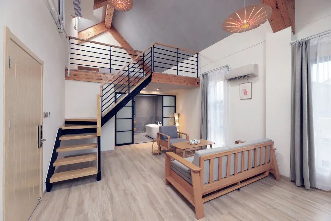 Suite Comfort, vista para o lago | Edredões de penas, secretária adequada para computadores portáteis 
