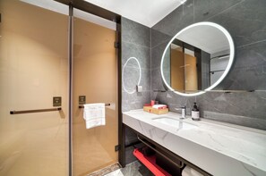 Um secador de cabelo, toalhas fornecidas, champô, papel higiénico 