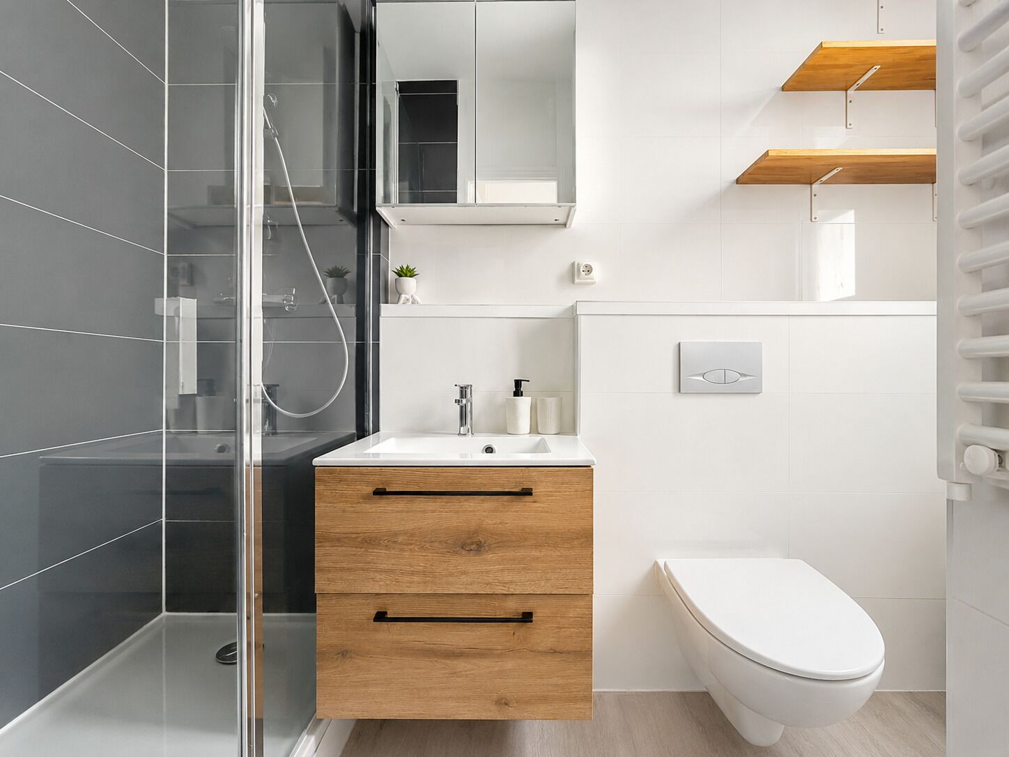 Apartamento | Banheiro | Produtos de toalete grátis, secador de cabelo, sabonete, shampoo