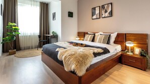 Quarto moderno com cama de madeira, uma escrivaninha e uma cadeira.