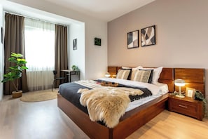 Quarto moderno com cama de madeira, uma escrivaninha e uma cadeira.