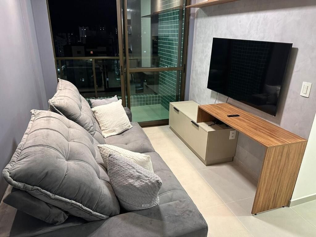 Apartamento conforto, 2 quartos, sacada, vista para a baía | Área de estar