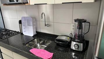 Apartamento conforto, 2 quartos, sacada, vista para a baía | Cozinha privada