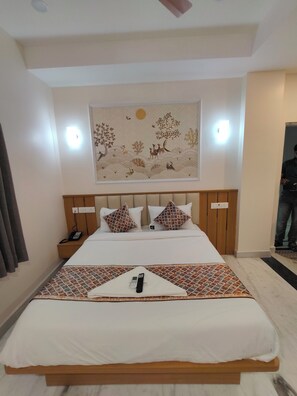Quarto casal luxo, vista para a cidade | Escrivaninha, quartos à prova de som, ferros/tábuas de passar roupa