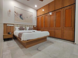 Quarto casal luxo, vista para a cidade | Escrivaninha, quartos à prova de som, ferros/tábuas de passar roupa