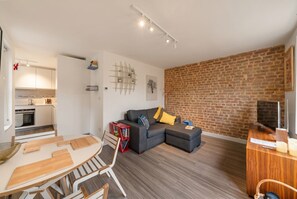 Private Roof Terrace · 1-Bed Victorian Flat · 2 Min Walk to Clapton ...