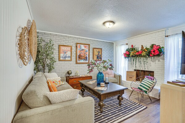 Texan-themed Townhome 6 Mi To At&t Stadium! - Carousel, Arlington
