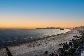 Apartamento, sacada, vista para o mar | Praia | Na praia, 3 bares na praia 