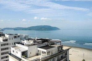 Apartamento conforto, sacada, vista para o mar | Praia | Na praia, 3 bares na praia 
