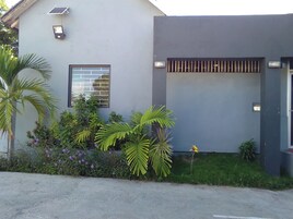 Quarto casal ou duplo standard, várias camas, para não fumantes, no piso térreo | Detalhe da fachada