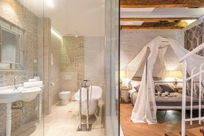 Quarto casal luxo, ar-condicionado, vista para a cidade | Banheiro | Produtos de toalete grátis, secador de cabelo, toalhas de banho 