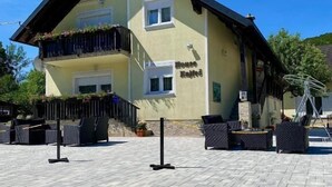 Um edifício com varanda, área de estar ao ar livre e espaço pavimentado.