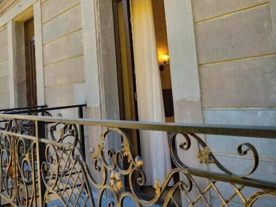 Quarto casal standard, vista para a montanha | Detalhe da fachada