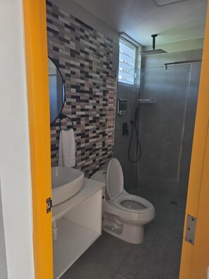 Quarto Familiar, 1 cama king-size e sofá-cama, varanda, vista para o pátio | Casa de banho | Um polibã, toalhas fornecidas, sabão, champô 