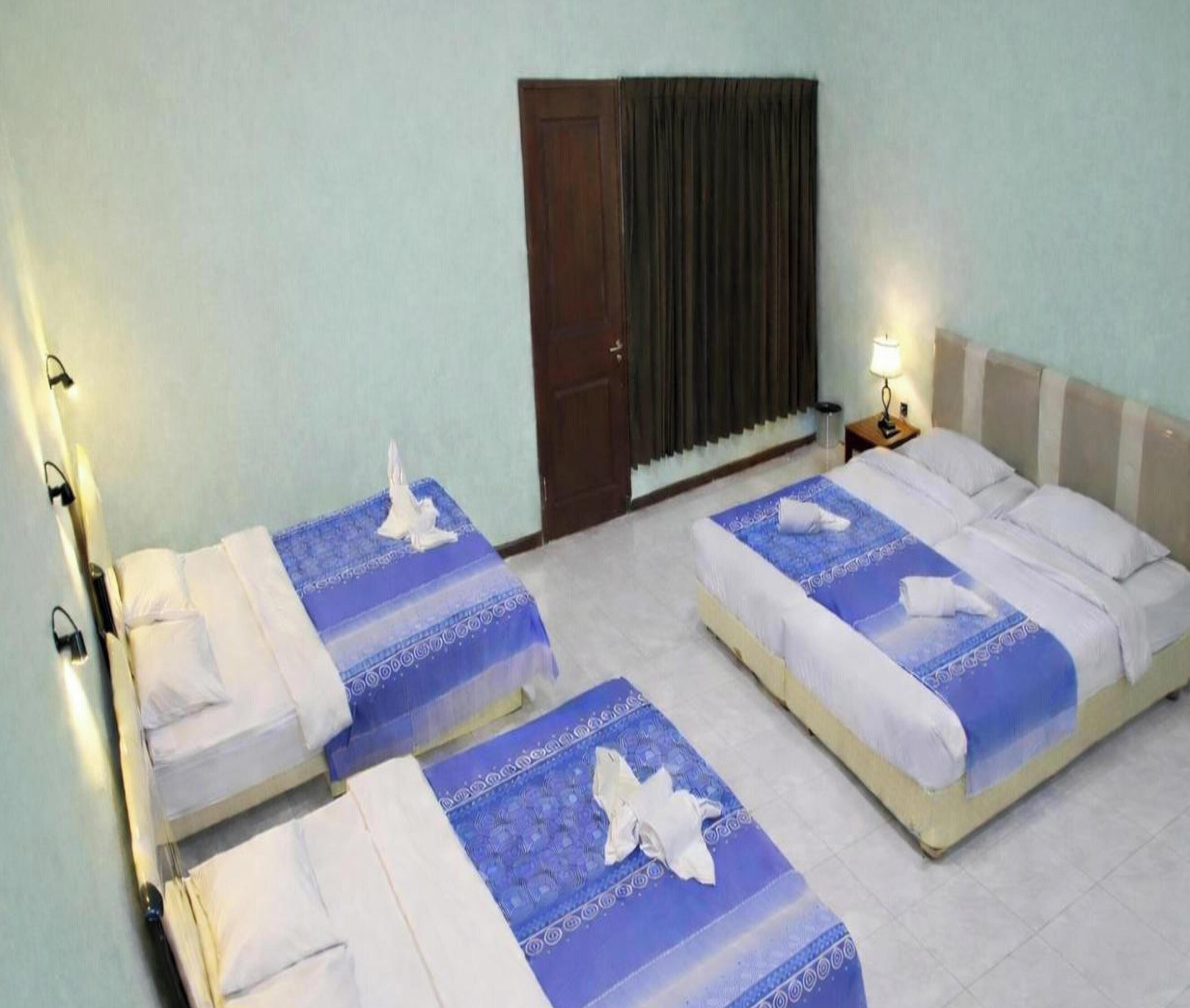 Quarto Familiar | Secretária, roupa de cama fornecida 