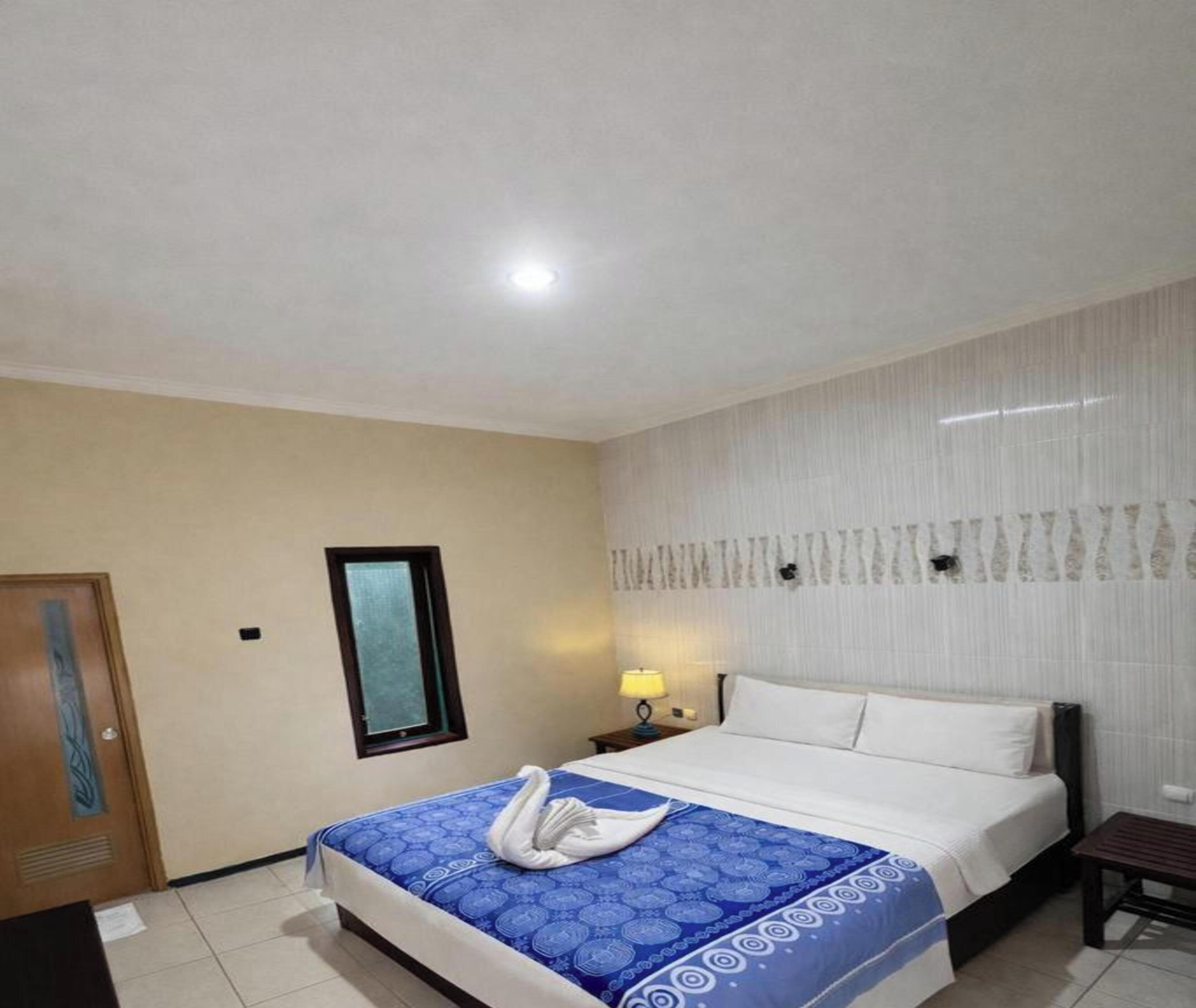 Quarto Duplo Superior | Secretária, roupa de cama fornecida 