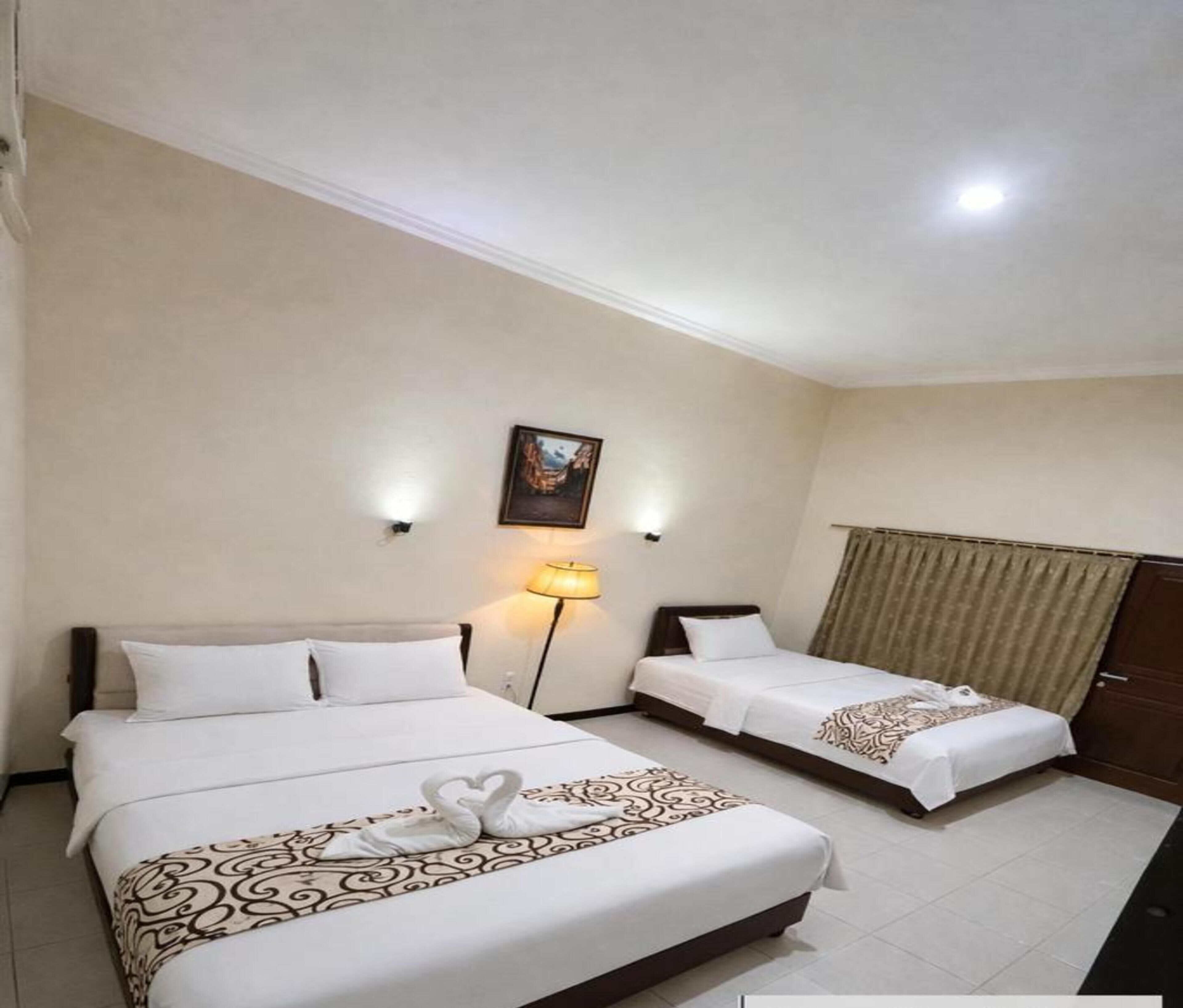 Quarto Quádruplo Familiar | Secretária, roupa de cama fornecida 