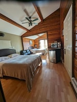 Quarto Duplo Deluxe, varanda, vista para a montanha | Secretária, secretária adequada para computadores portáteis 